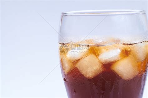 用冰块装在玻璃杯里的新鲜饮料高清图片下载 正版图片502944330 摄图网