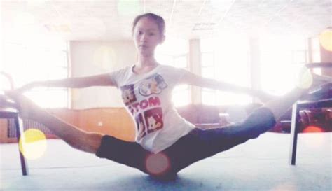 Sensational Super Splits Make An Internet Splash Pics Izismile