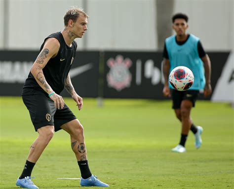 Futebol masculino elenco se reapresenta após pausa para o Ano Novo
