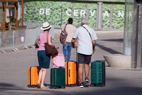 España bate récords de turismo internacional en 2024 con 53 4 millones