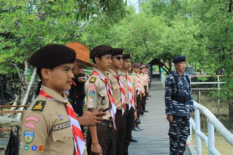 Unik Pos TNI AL Kibarkan Sang Merah Putih Di Kawasan Mangrove Pantai