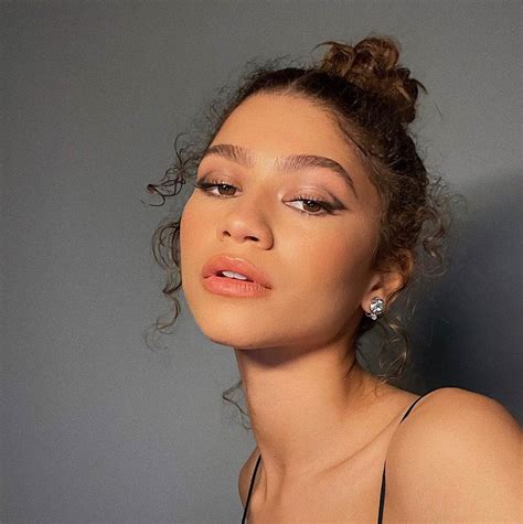 Zendaya Debuterer For Louis Vuitton Med Capucines 730 No