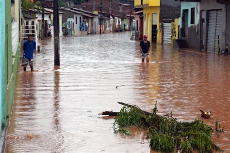 Forte Chuva Alaga Ruas E Invade Casas Em Baixa Grande