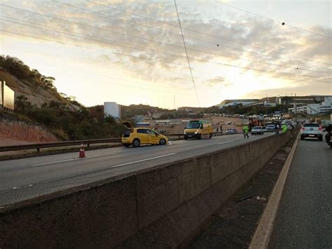 Acidente entre carros interdita trânsito na Rodovia Fernão Dias em Betim