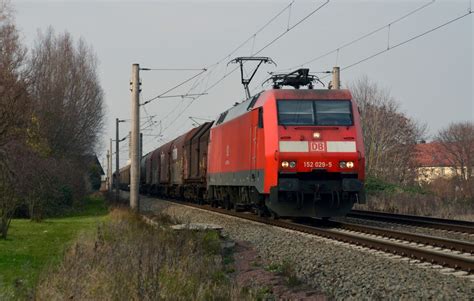 Mit einem gemischten Güterzug am Haken rollte 152 029 am 15 12 15 durch