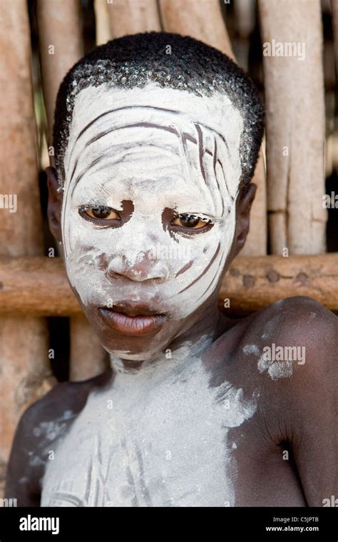 Portrait D Une Des Tribus Karo Boy Au Village De Kolcho Dans La Basse