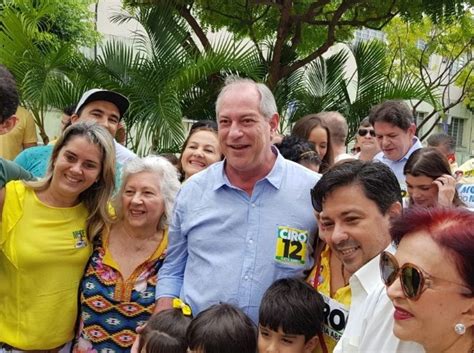 Mundo Positivo Em 3º nas pesquisas Ciro vota no Ceará e diz que