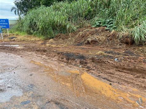Carreta Carregada Bolachas Tomba E Interdita Br Entre Patos De