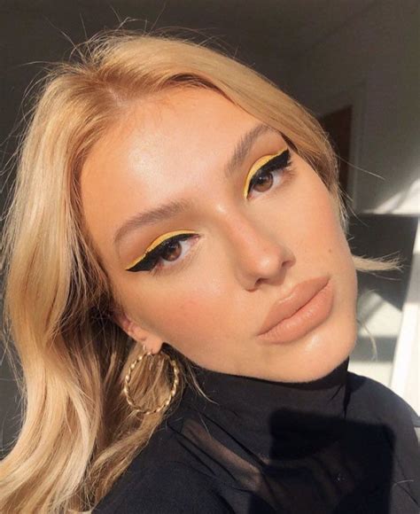 La Femme Dans Lart On Twitter Colorful Eye Looks Makeup Trends