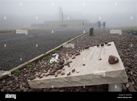 Gedenkplatte Mit Krematorium Im Nebel Im KZ Buchenwald Heute KZ