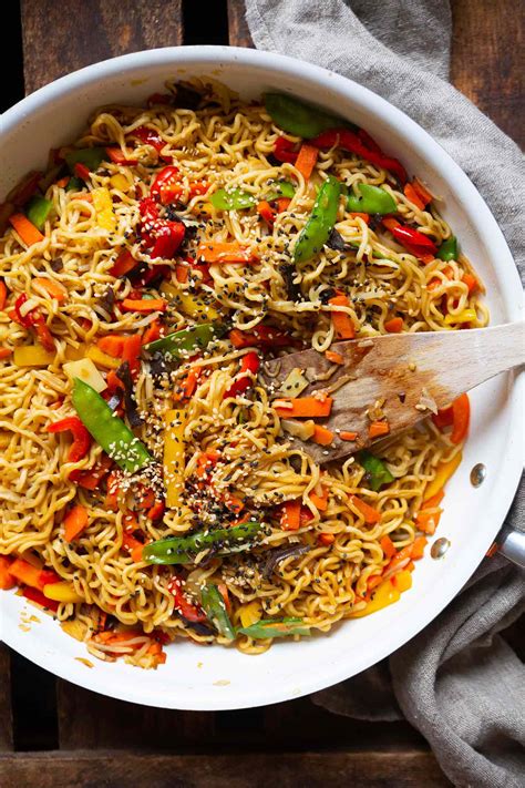 Schnelle Asia Nudelpfanne mit Gemüse nur 5 Zutaten