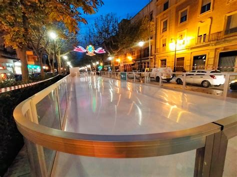 Vuelve un año más a Requena la tradicional pista de hielo navideña