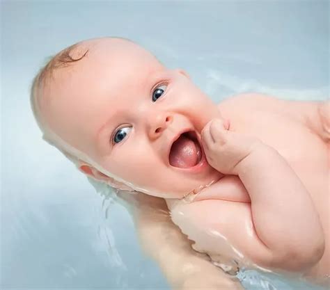 Pierwsza K Piel Noworodka Co Warto O Niej Wiedzie Lullabybaby