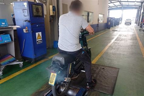Sólo hay una manera de huir de la policía a 145 km h con un ciclomotor