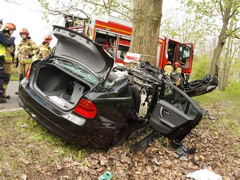 Rozpędzone bmw uderzyło w drzewo Kierowca zginął na miejscu FOTO