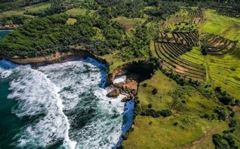 Pantai Karang Bolong Pacitan Pantai Unik Dengan Karang Berlubang