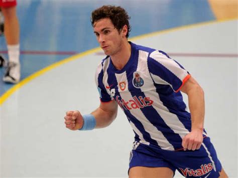 Dragão que é Dragão lança labaredas Andebol FC Porto 30 Madeira