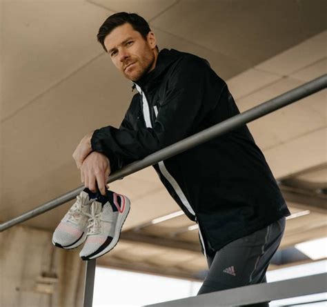 Usiądź opowiem ci o piłce on Twitter W 2006 roku Xabi Alonso zdobył