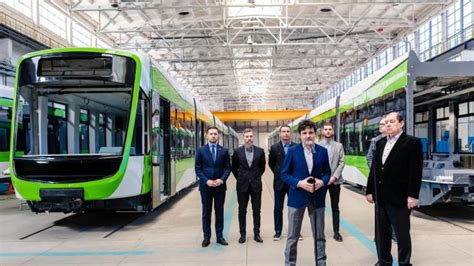 Nicuşor Dan a vizitat fabrica de tramvaie Astra Arad FOTO