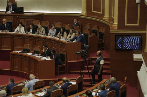 Video Kuvendi miraton komisionin hetimor për shkarkimin e Metës me 102