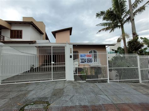 Casa na Rua Antônio José Duarte 139 Coqueiros em Florianópolis por R