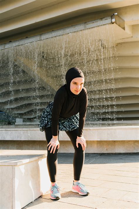 12 Inspirasi Outfit Jogging Hijab Tetap Stylish Saat Olahraga