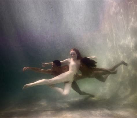 Ipnotici Corpi Nudi Sospesi Sott Acqua Nella Fotografia Di Ed Freeman