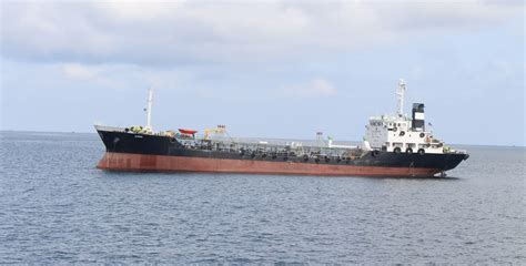 KAPAL TANKER DITAHAN MARITIM MALAYSIA SELEPAS BERSAUH TANPA KEBENARAN