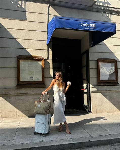 A sus 46 años Pampita se suma al cowboy en clave transparencias off