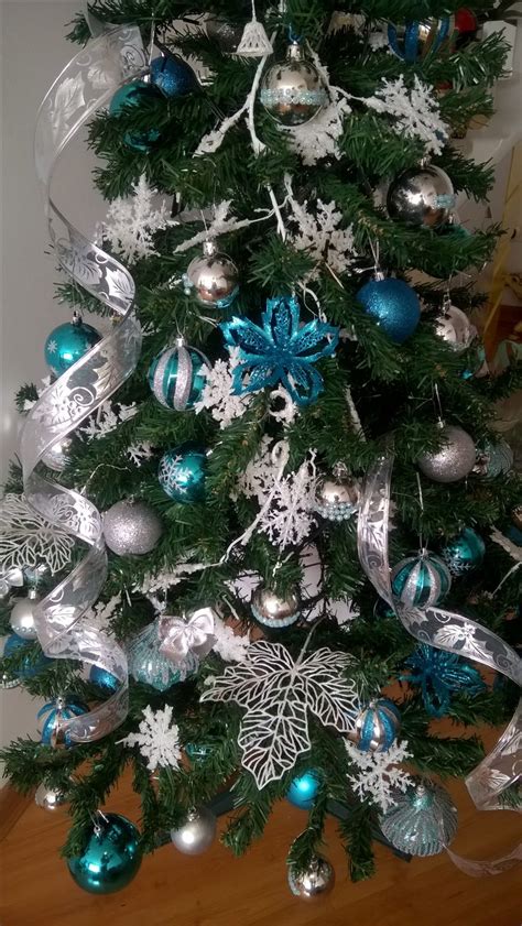 Arvore de natal em tons de azul branco e prata Decoração de natal