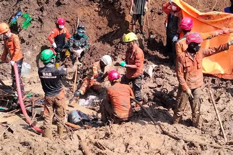 Pelo Menos 8 Mortos E 22 Desaparecidos Em Deslizamento De Terra No