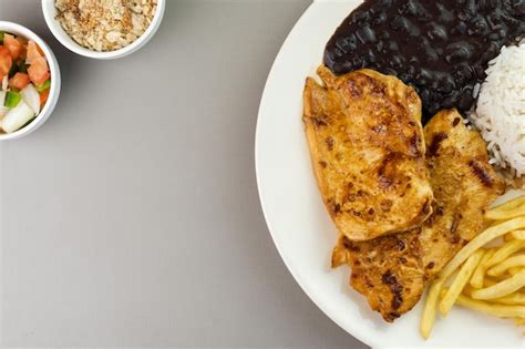 Delicioso prato executivo de filé de frango arroz feijão batata frita e