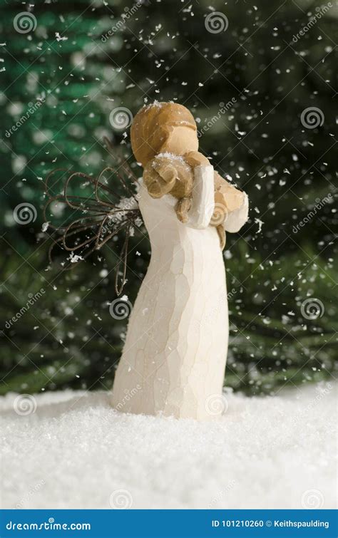 Anjo Na Neve Foto De Stock Imagem De Neve Anjo Figura 101210260