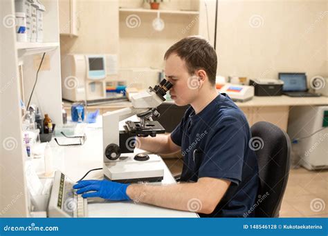 Ayudante De Laboratorio Que Mira A Trav S Del Microscopio Haga La