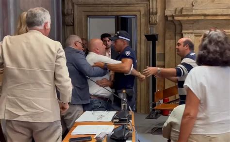 Rissa Sfiorata Al Consiglio Comunale Di Terni Tra Il Sindaco Stefano