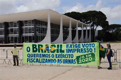 Apoiadores de Bolsonaro fazem ato em Brasília pedindo voto impresso