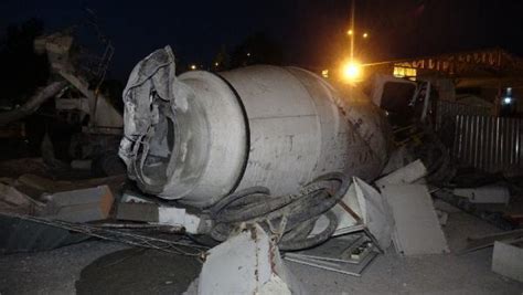İzmir de feci kaza Beton mikseri metro inşaatı sahasına uçtu Son