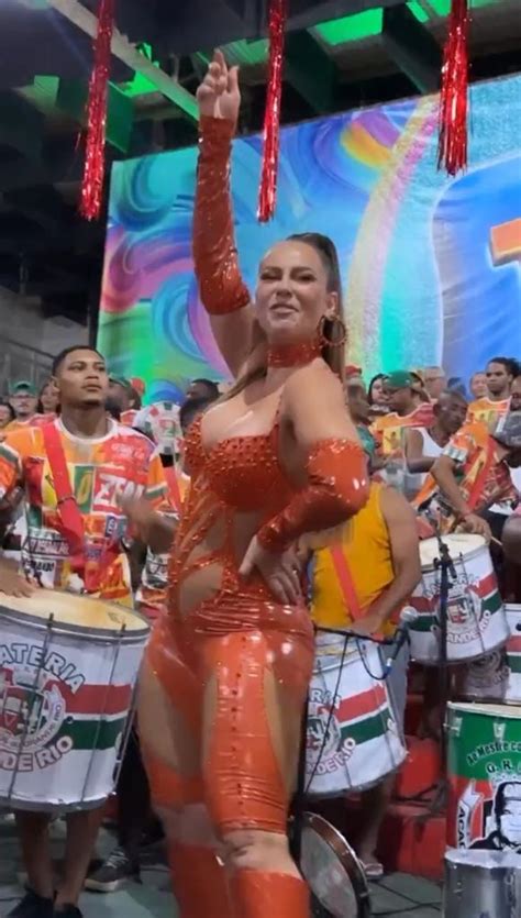 Paolla Oliveira mostra beleza e samba no pé na quadra da Grande Rio