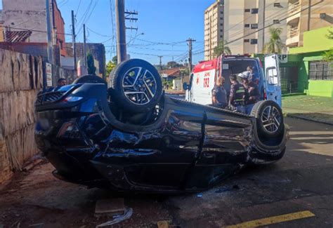 Carro capota após batida em cruzamento de Ribeirão Preto Assista ao