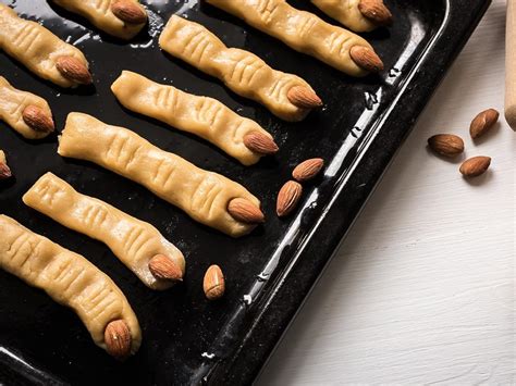 Ciastka na Halloween paluchy wiedźmy z ciasta francuskiego i inne