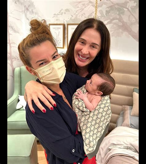 Foto Filho De Claudia Raia Luca J Foi Apresentado A Diversos Amigos