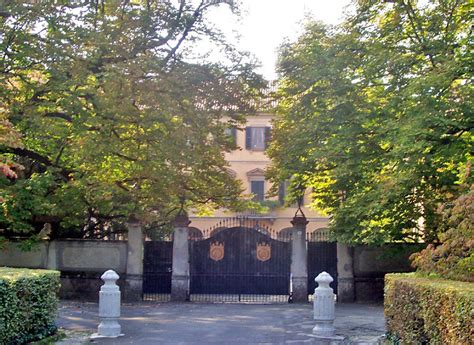 Nel Parco Di Villa San Martino Berlusconi Ha Fatto Costruire Un