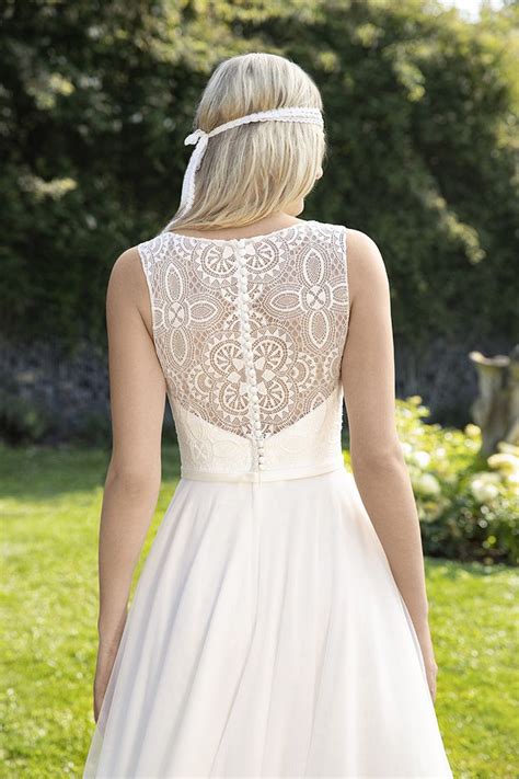 Brautkleid 13350 Holma mit Schleppe Rückseite Kleid hochzeit