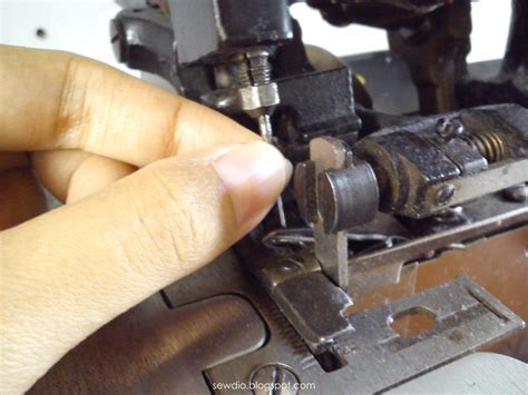 Tutorial Cara Memasang Jarum Mesin Obras Kursus Menjahit