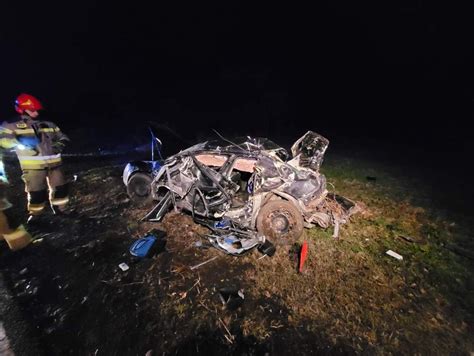 Poważny wypadek pod Włocławkiem Auto osobowe uderzyło w drzewo
