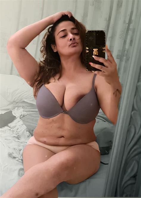 Nude MILF Persephanii Shows Off Her Huge Naked Boobs And Sexy Nude Body