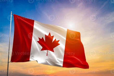 la bandera nacional de Canadá está aislada ondeando la bandera