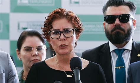 STF decide tornar Carla Zambelli ré por perseguir homem Política