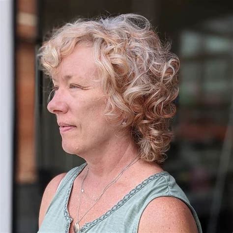 15 Cute Short Shag Haircuts For Older Women