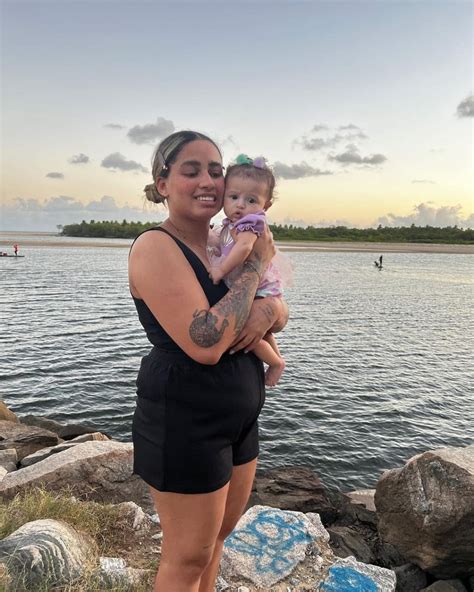 MC Loma exibe momento fofo a filha em cenário paradisíaco